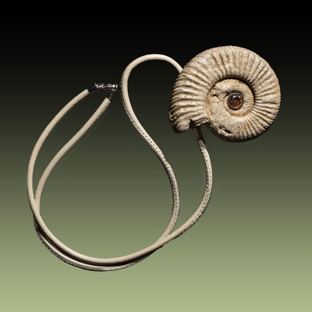 Fossilove - edelsteingeschmückter Ammonit mit Lederband - fossils worldwide